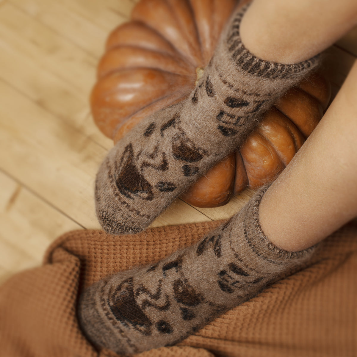 Women's Winter Violets Thick Goat Wool Crew Socks | Siberia Spirit ...